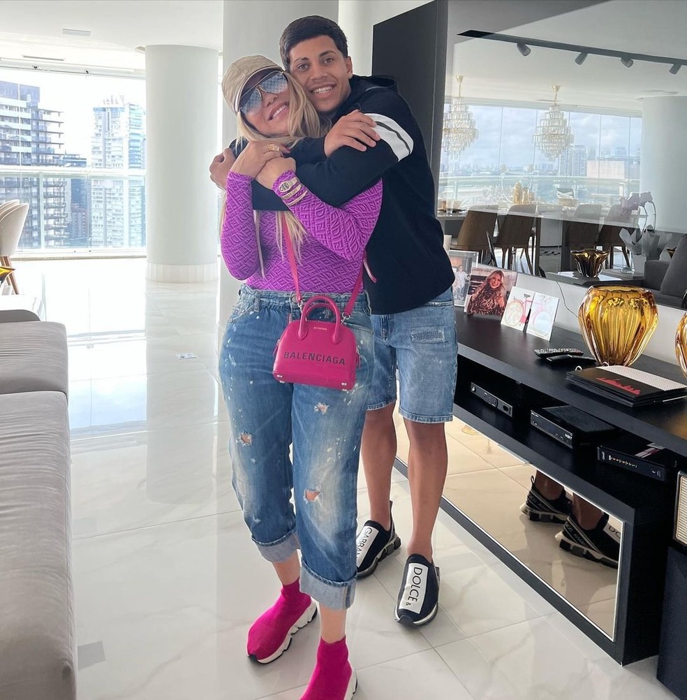 Influencer Iran Angelo mostra apartamento com vista panorâmica em SP