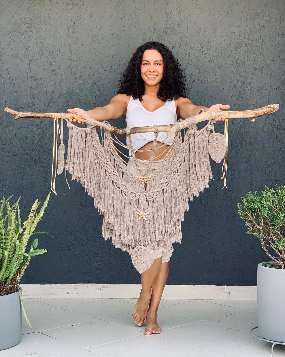 Ex-BBB Lia Khey mostra trabalho como escultora têxtil em peças de arte ...