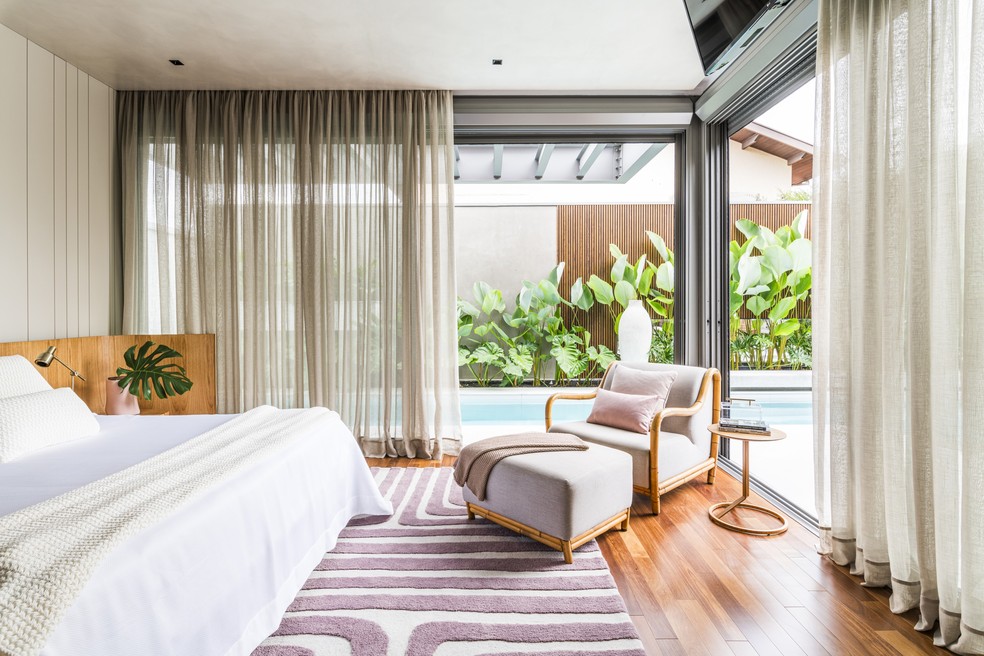 Mix de verde, madeira e cinza é destaque nesta casa com pé-direito ...