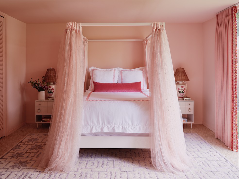 Casa modernista renovada tem animal print, mármore rosa e papel de ...