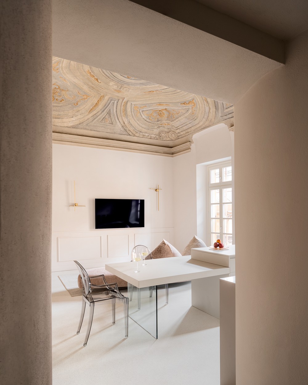 Na Itália, apartamento minimalista tem afrescos do século 18 como ...