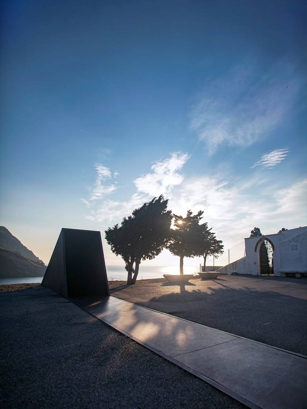 Na Espanha, monumento de aço corten homenageia Walter Benjamin