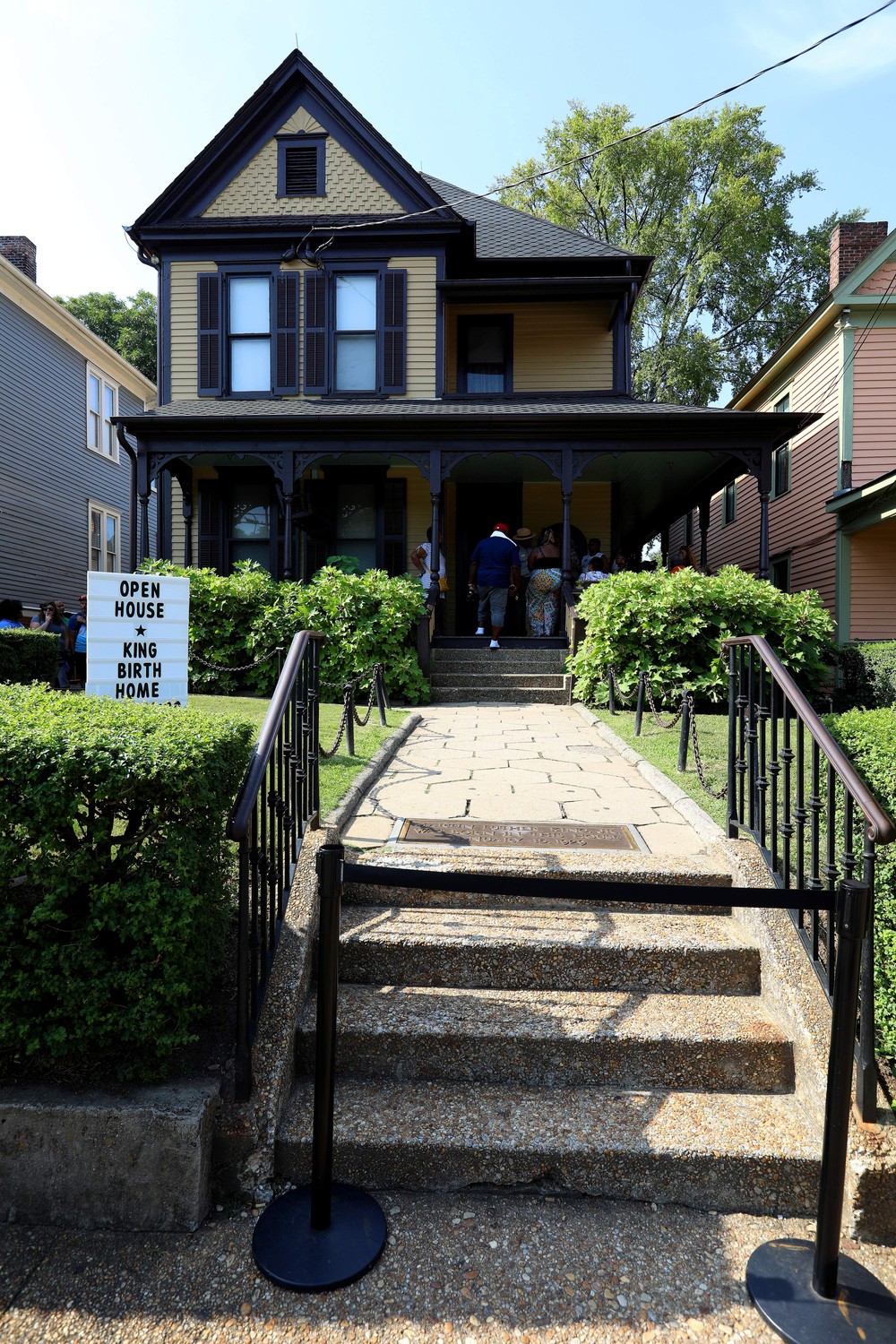 Mulher tenta incendiar casa em que Martin Luther King nasceu ...