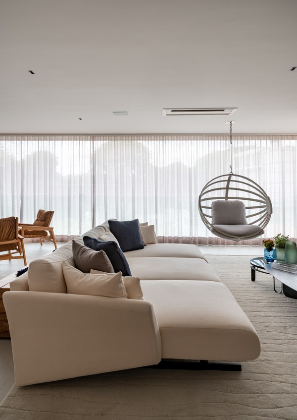Sala de estar com adega e balanço define apartamento de 186 m²