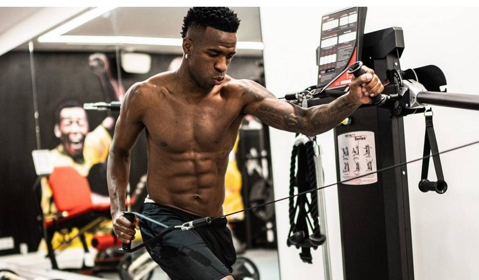 Vini Jr. faz 'parede de ídolos' em academia de mansão na Espanha