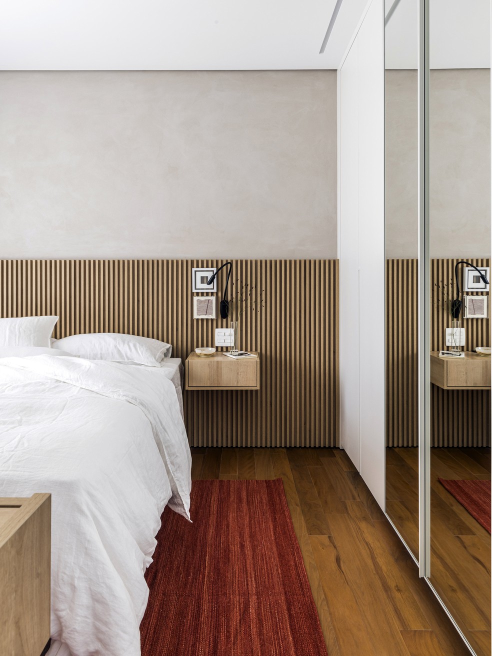 Mármore verde e madeira são dupla perfeita em apartamento integrado