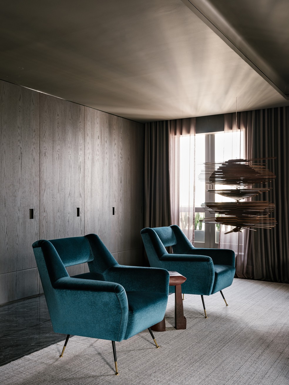 Décor do dia: sala de estar elegante com cores sóbrias e obras de arte ...