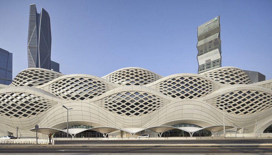 Ilusão de ótica? Fachada de estação de metrô na Arábia Saudita simula ...