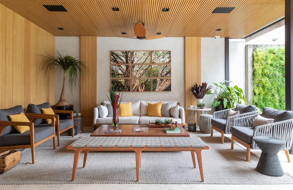 Teto de madeira aparente: 10 ideias para apostar no revestimento