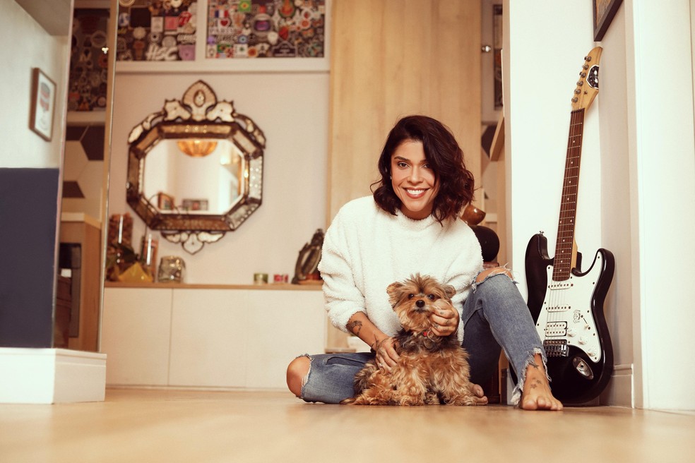 Atriz Maria Carol Rebello abre apartamento com heranças afetivas da ...