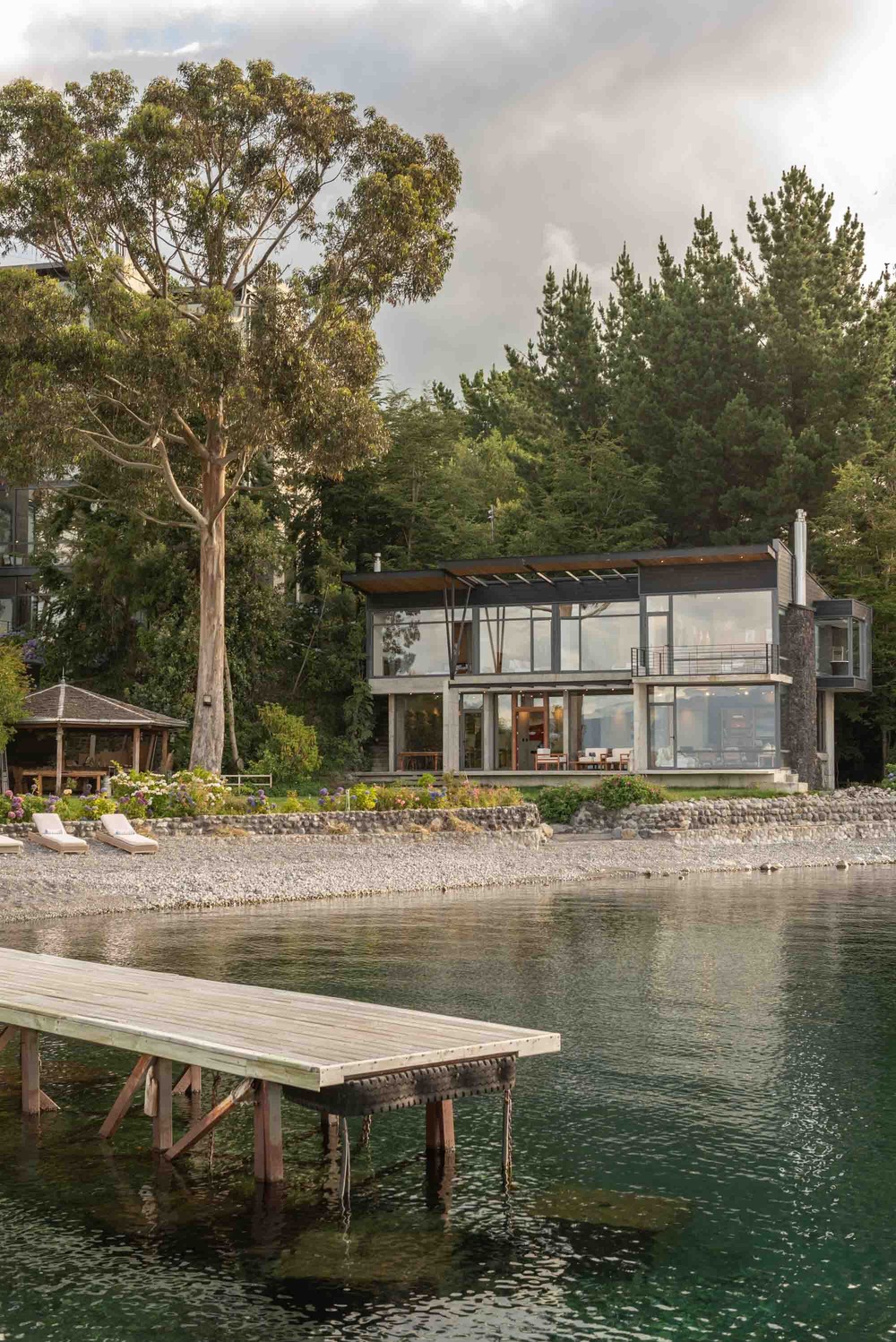Hotel no Chile tem vista livre para vulcão ativo e arquitetura brutalista