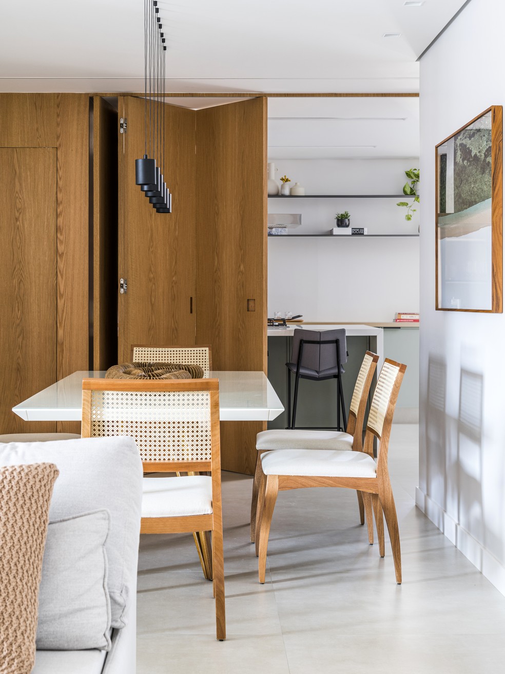 Décor do dia: sala de jantar e cozinha integradas com porta camarão