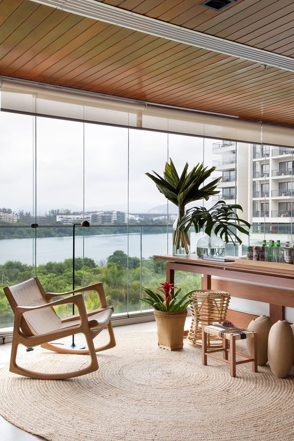 Cercado pela natureza, apartamento carioca tem varanda de 118 m²