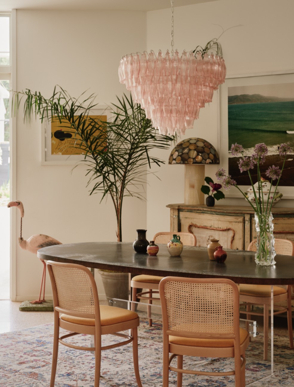 Casa modernista renovada tem animal print, mármore rosa e papel de ...