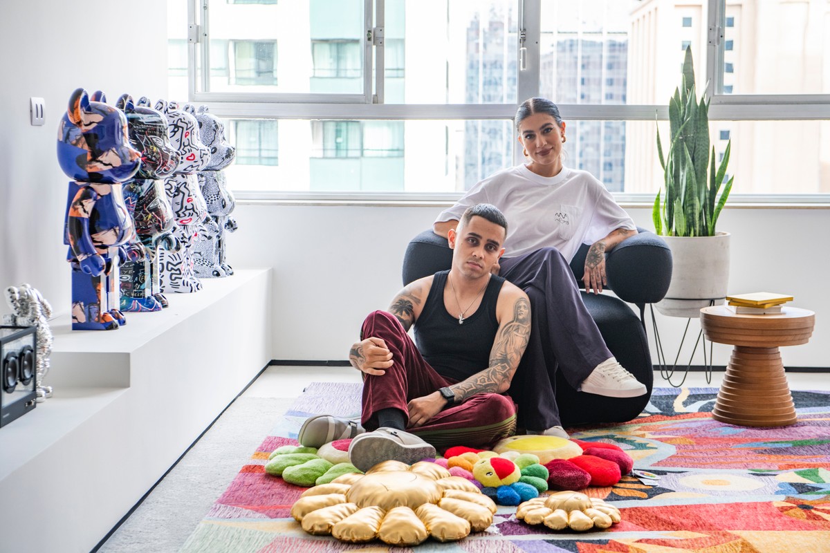 Por dentro do apartamento contemporâneo e irreverente de Laudz e Clau