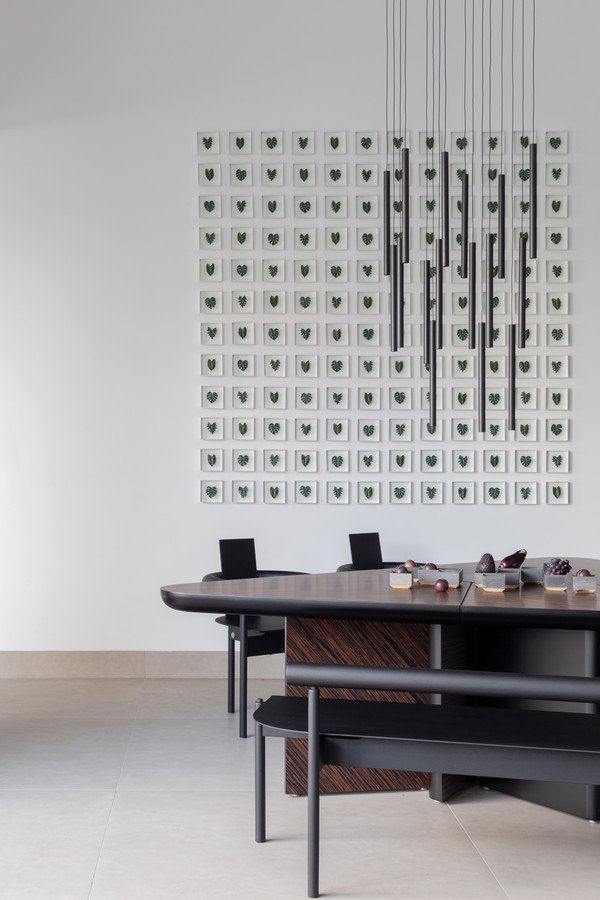 Casa tem paleta contrastante e décor repleto de grandes nomes do design ...