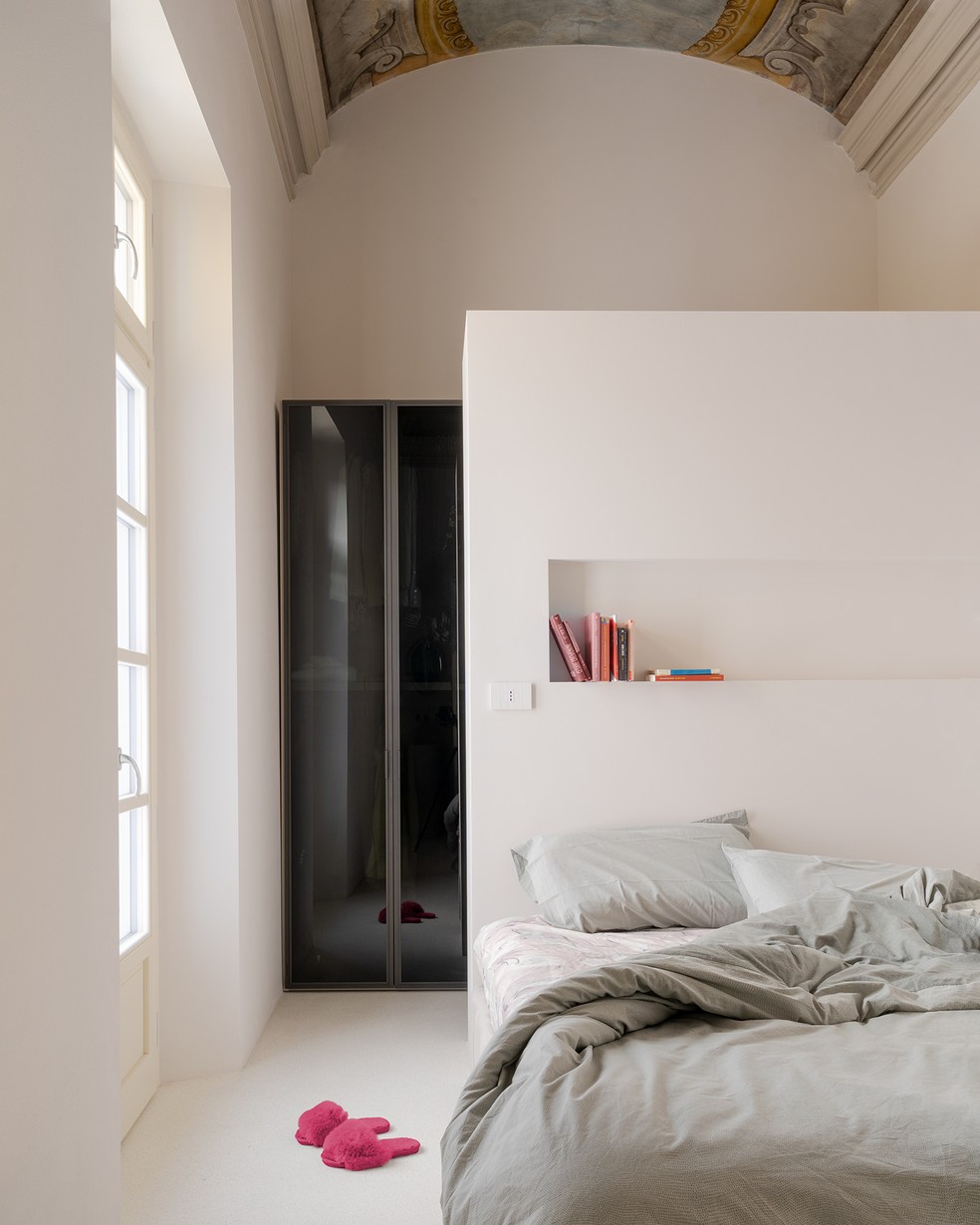 Na Itália, apartamento minimalista tem afrescos do século 18 como ...