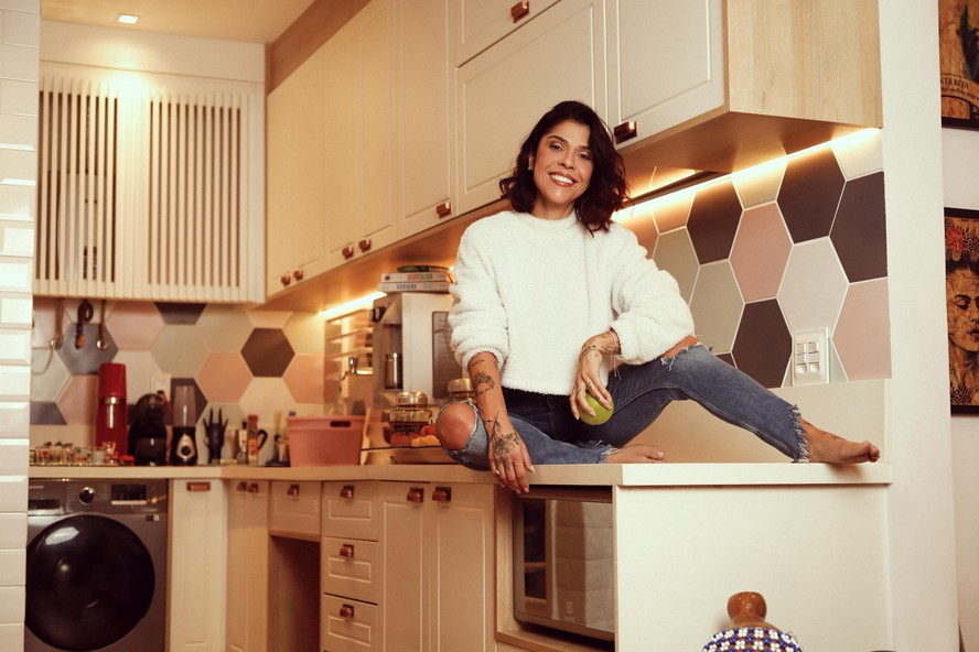 Atriz Maria Carol Rebello abre apartamento com heranças afetivas da ...