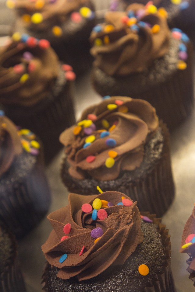 Aprenda a receita de cupcake com ganache de chocolate do chef Buddy ...