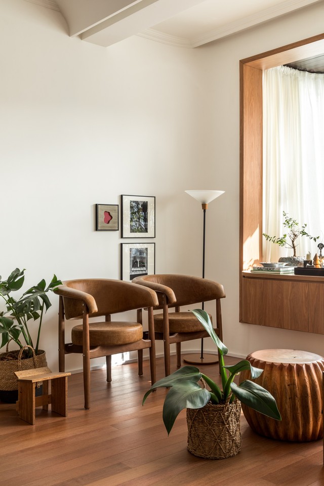 Arcos, design brasileiro e plantas decoram apartamento, em Blumenau