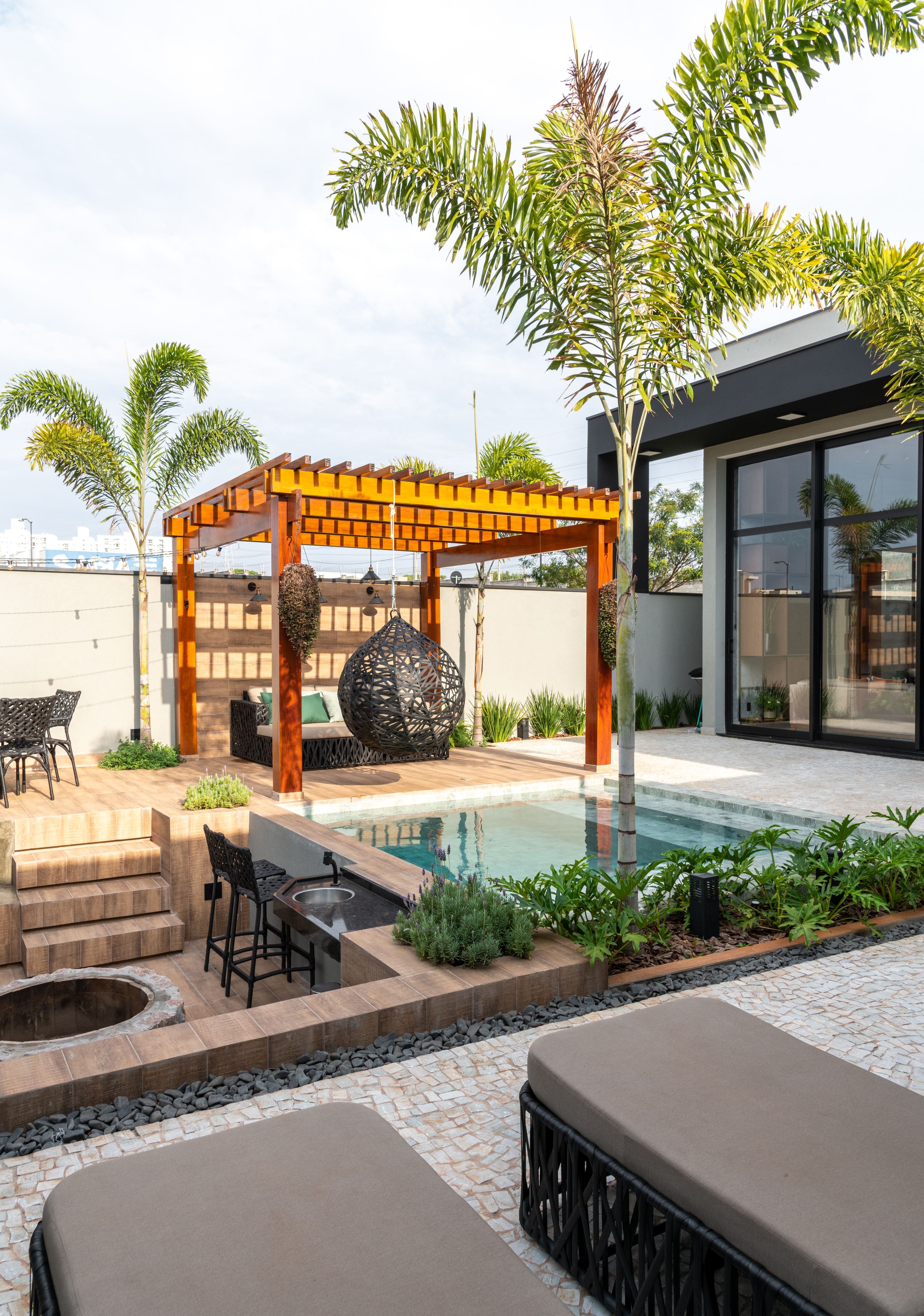 Décor do dia: área externa com deck, spa e balanço