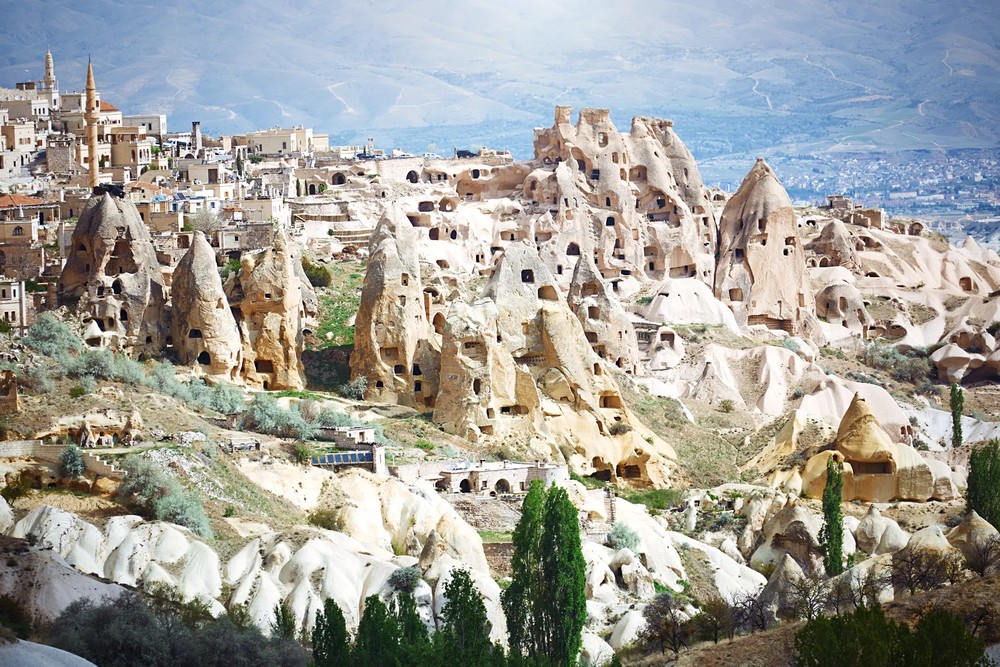 9 edifícios fascinantes esculpidos em montanhas, pedras e colinas