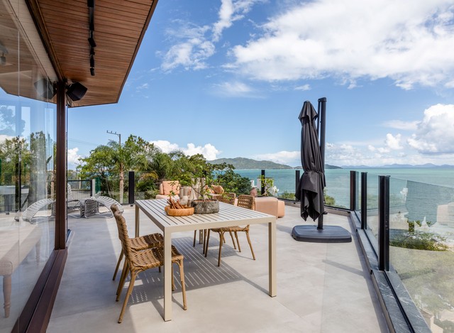 Casa de praia de 379 m² com materiais naturais e móveis planejados