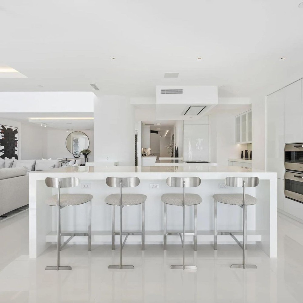 Triplex é colocado à venda por R$ 64 milhões e interiores brancos ...