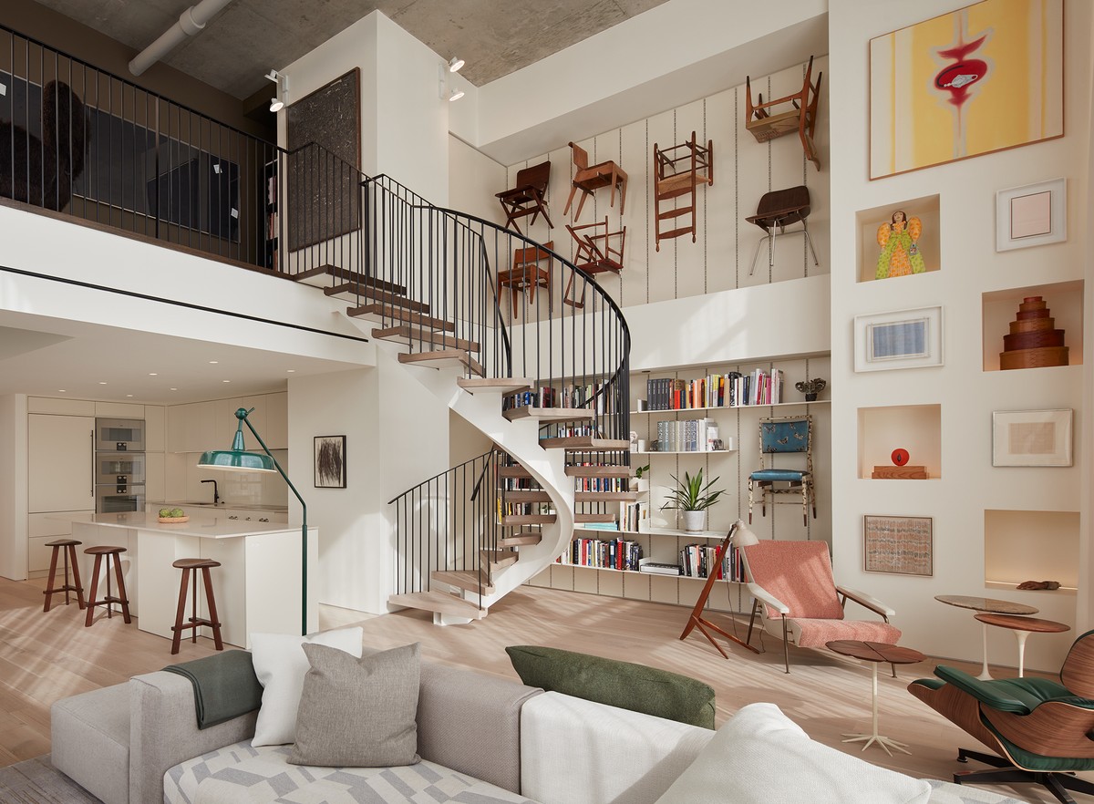 Décor do dia: living com coleção de cadeiras e escada caracol | Décor ...