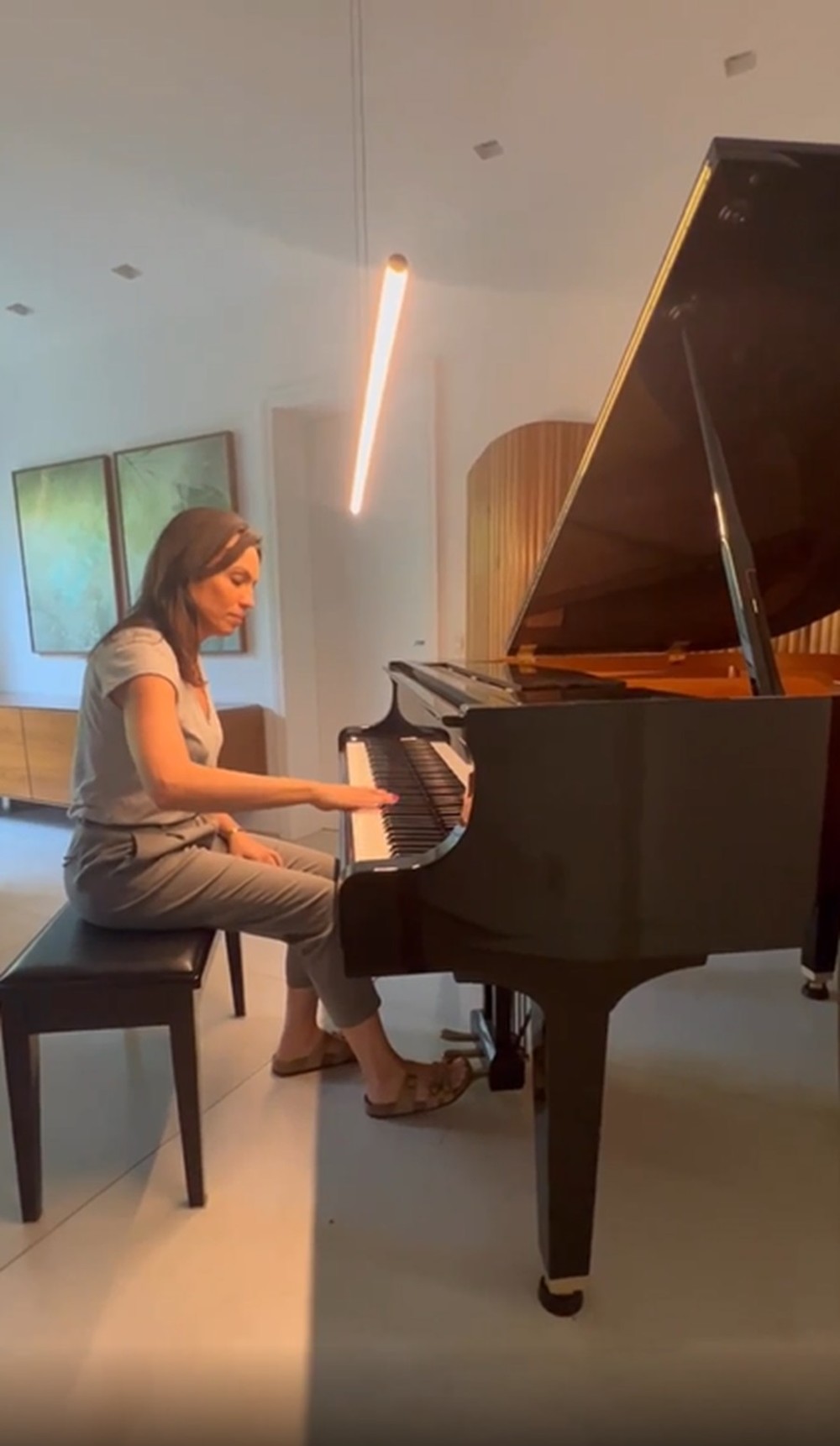 Jornalista Ana Paula Araújo mostra ambientes de sua casa no Rio