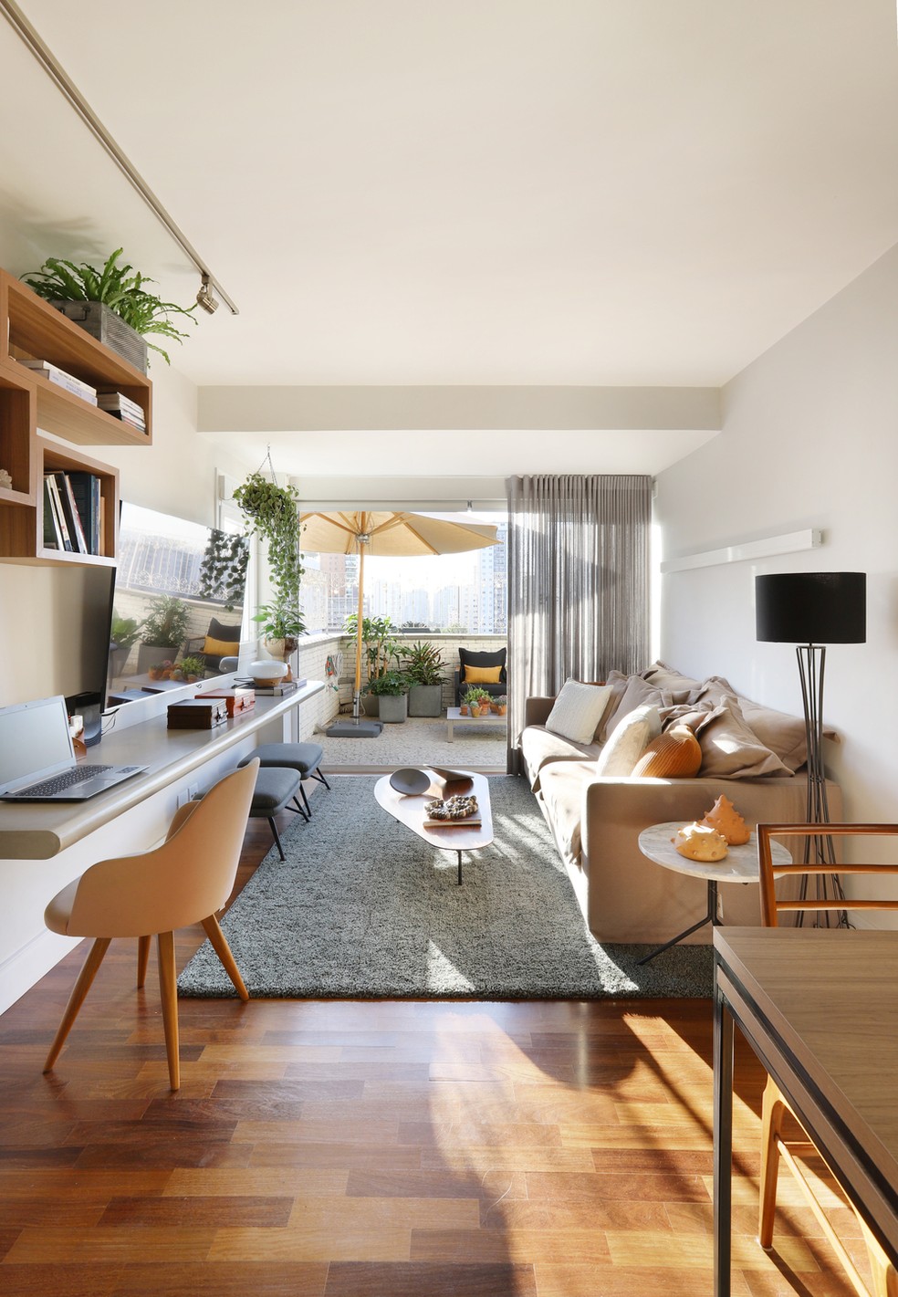 Home office na sala: dicas e ideias para equilibrar o espaço de ...