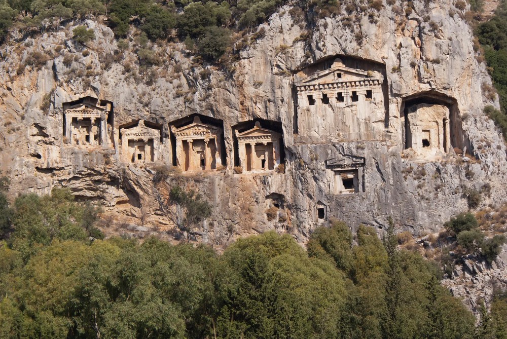 9 edifícios fascinantes esculpidos em montanhas, pedras e colinas