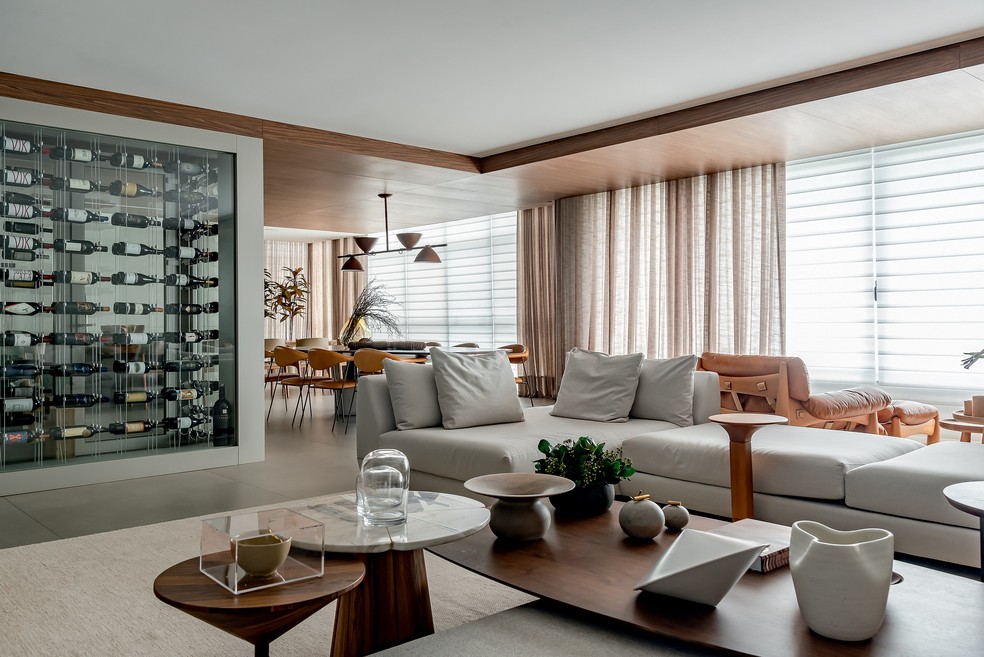 Adega é protagonista de apartamento contemporâneo com design brasileiro