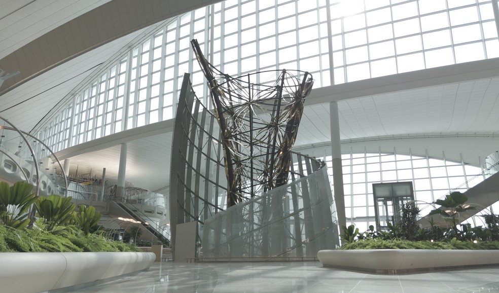Terminal de aeroporto nos Emirados Árabes tem teto inspirado em dunas