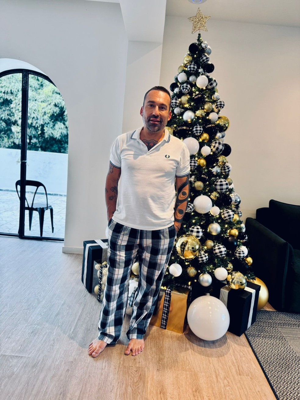 Apresentador francês Benjamin Cano mostra árvore de Natal de 2 metros ...