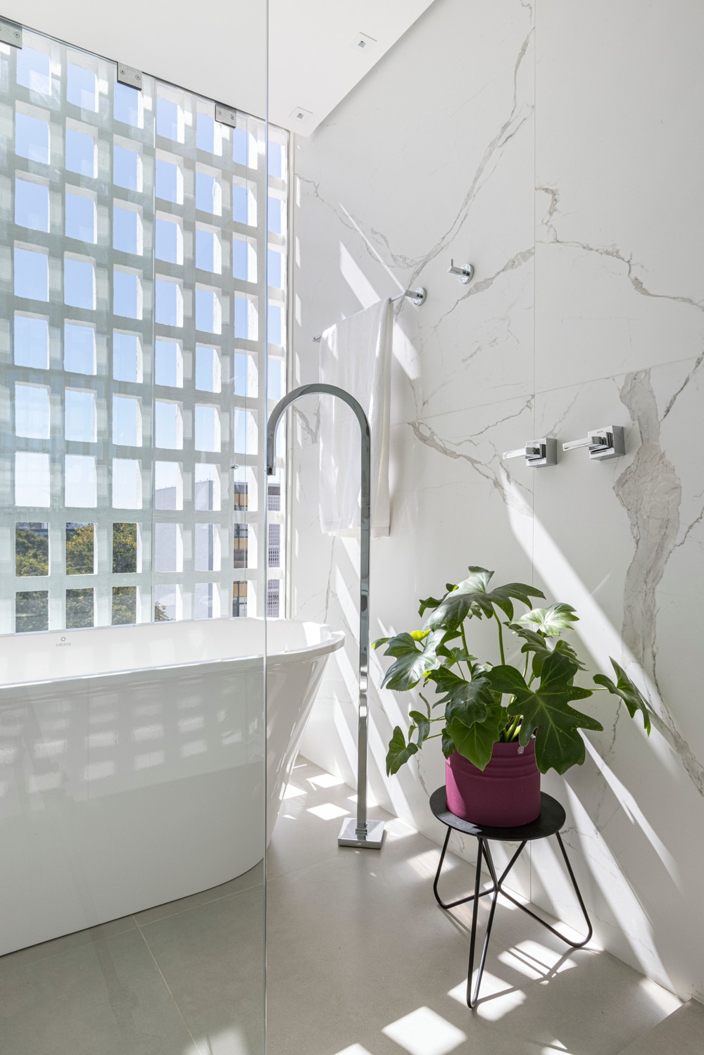 Décor do dia: banheiro com parede de cobogó e visual sofisticado