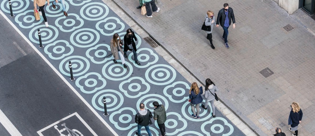 Urbanismo tático: intervenção gráfica transforma ruas de Barcelona para ...