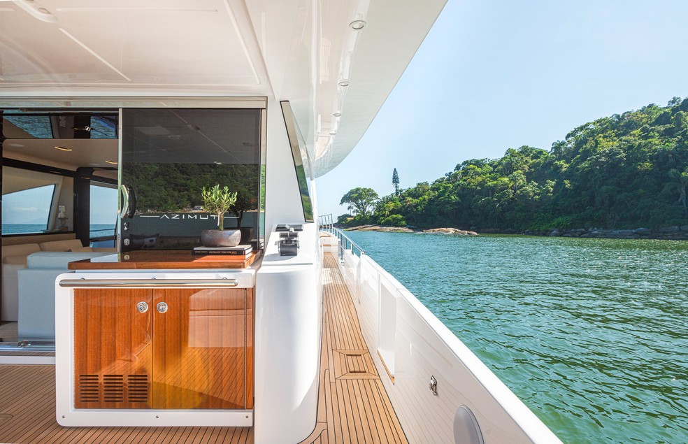 Por dentro do iate de R$ 35 milhões com três andares e peças de arte