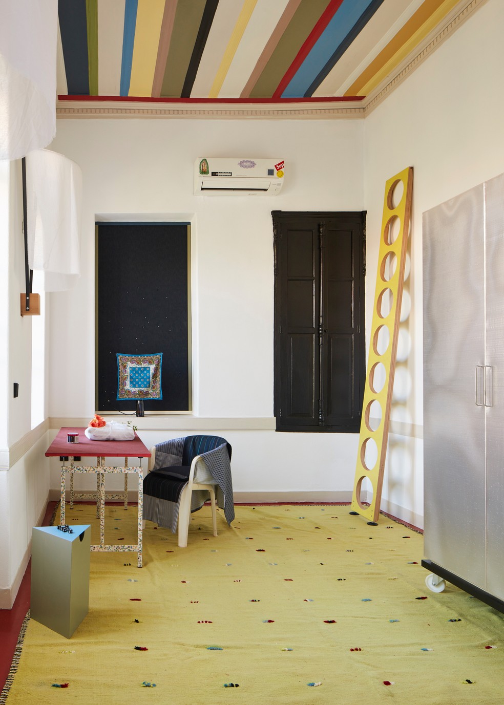 Décor do dia: quarto com cama baixa e teto colorido