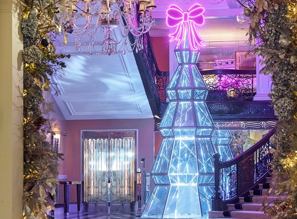 Hotel de luxo apresenta árvore de Natal 'diferentona' em 2023 | Hotéis ...