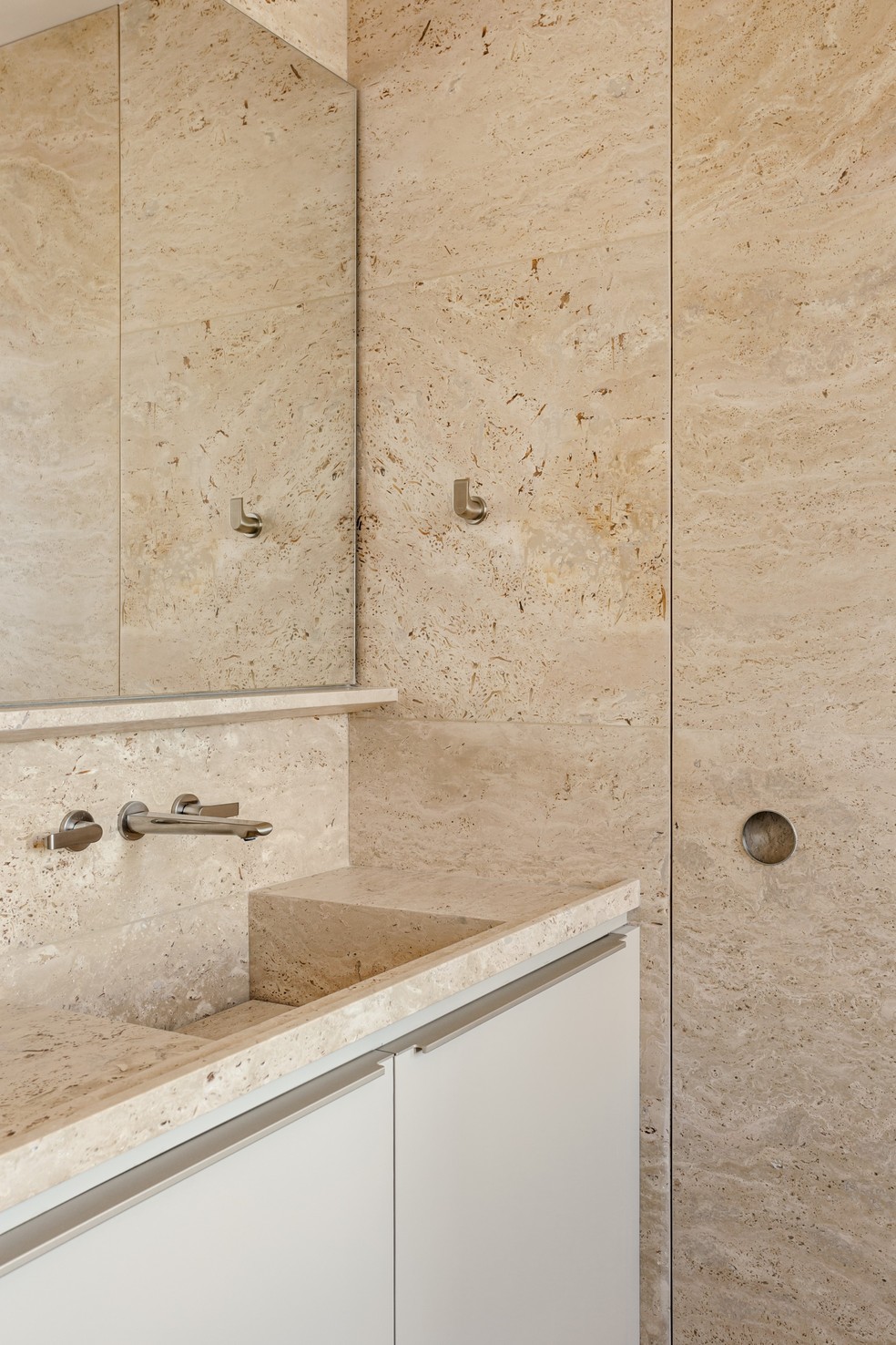 Serenidade marca apartamento que passeia entre modernismo e ...