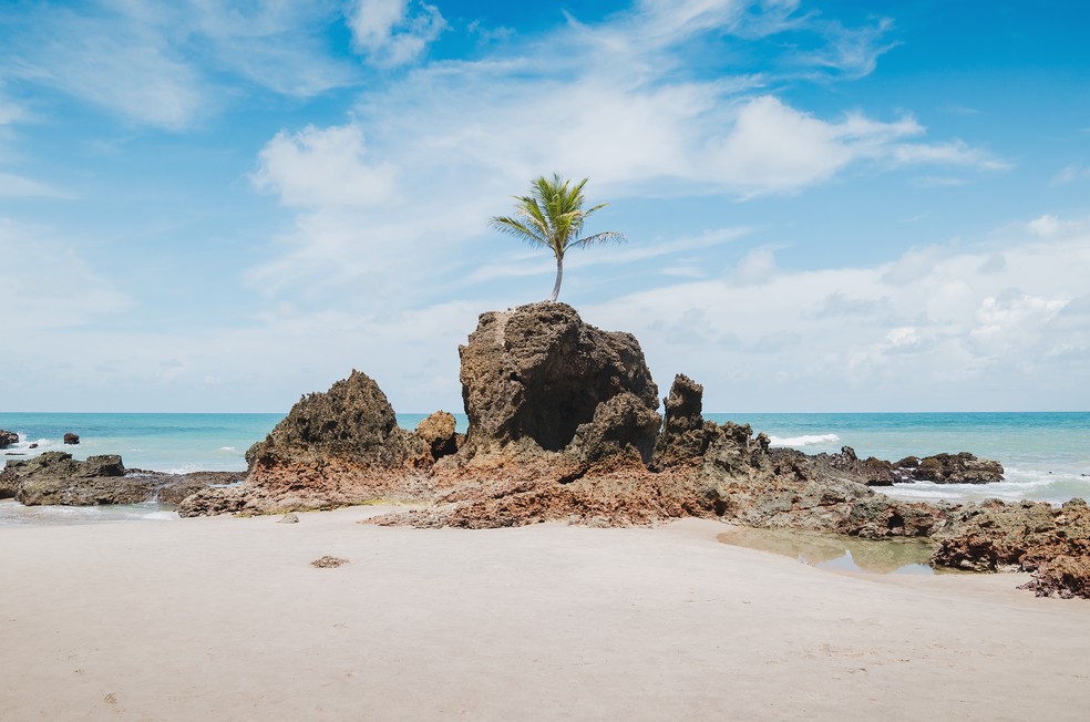 Conheça a praia de naturismo no Nordeste que pode desaparecer