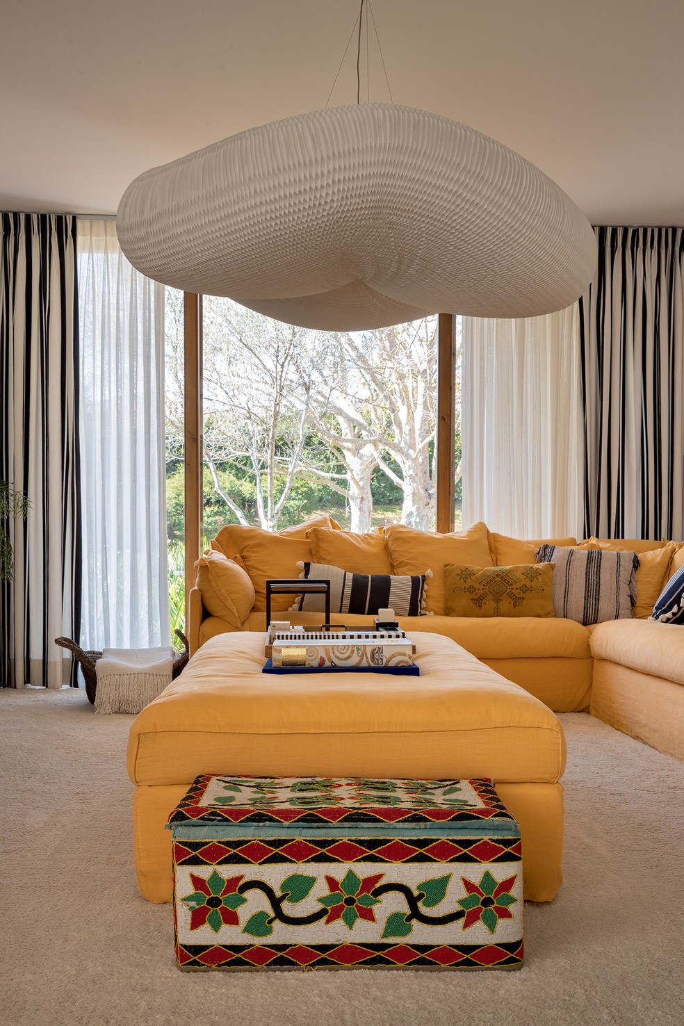A casa de campo da estilista Cris Barros com decoração boho e maximalista