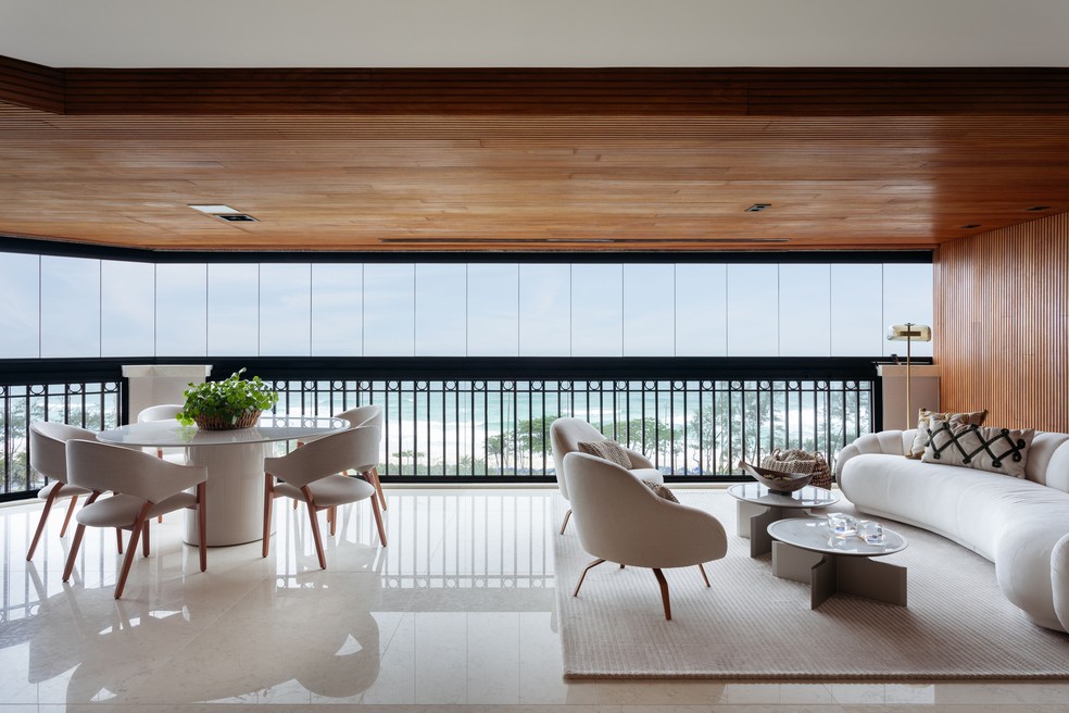 Décor do dia: varanda de estar com espaço gourmet de frente para o mar