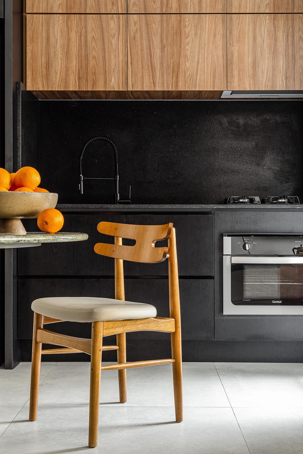 Bancada com granito escovado: descubra prós e contras do acabamento