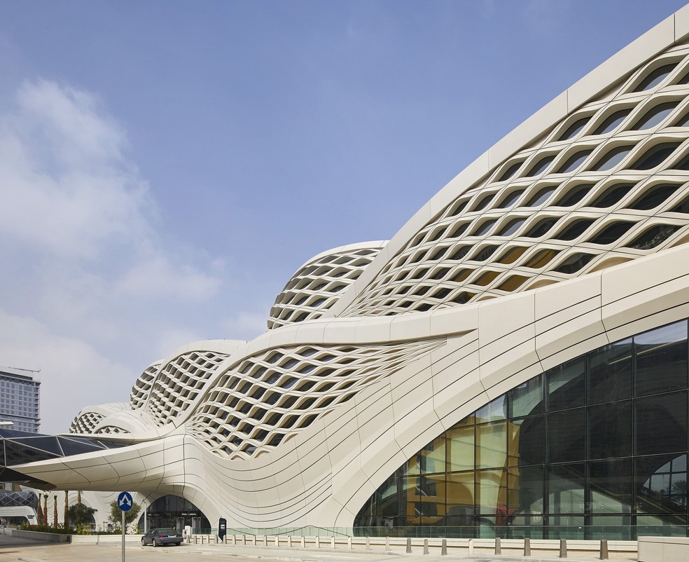 Ilusão de ótica? Fachada de estação de metrô na Arábia Saudita simula ...