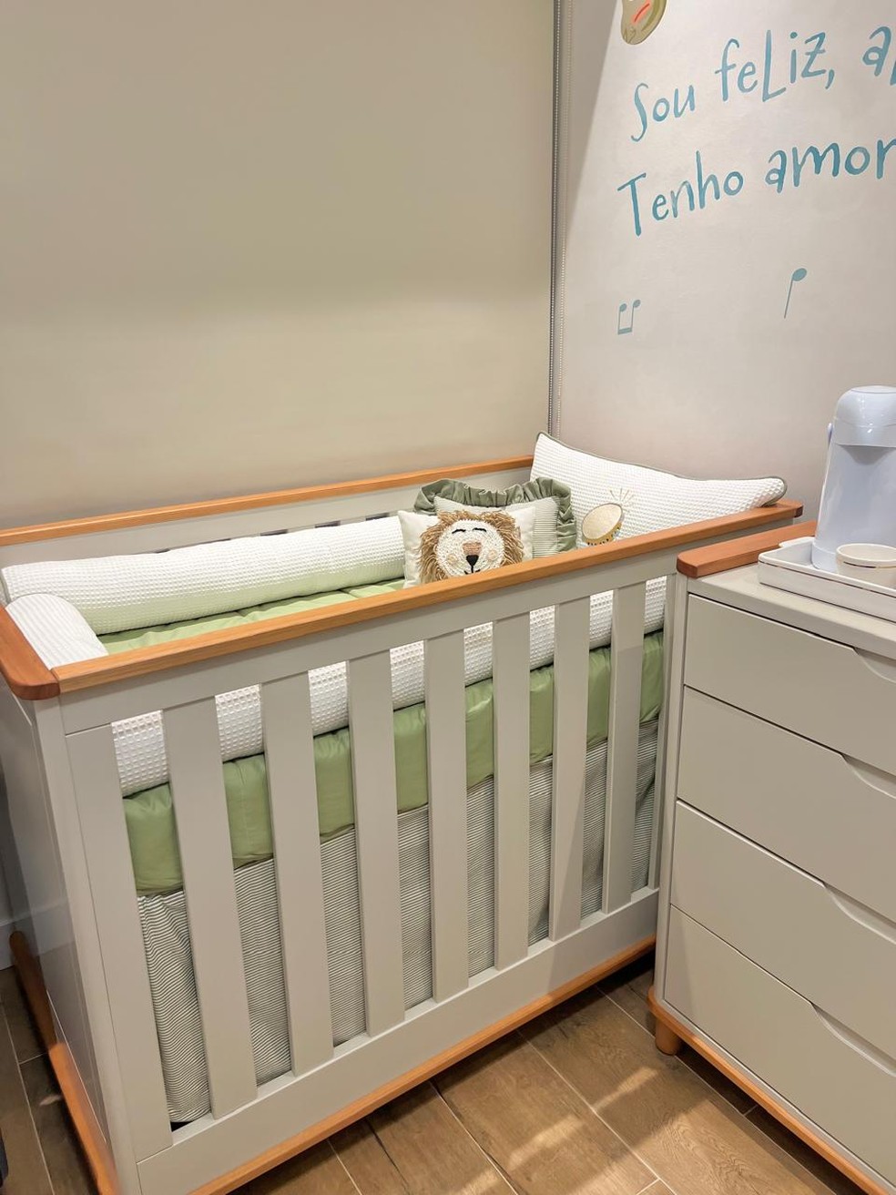 Pretinho da Serrinha apresenta detalhes do quarto do filho caçula