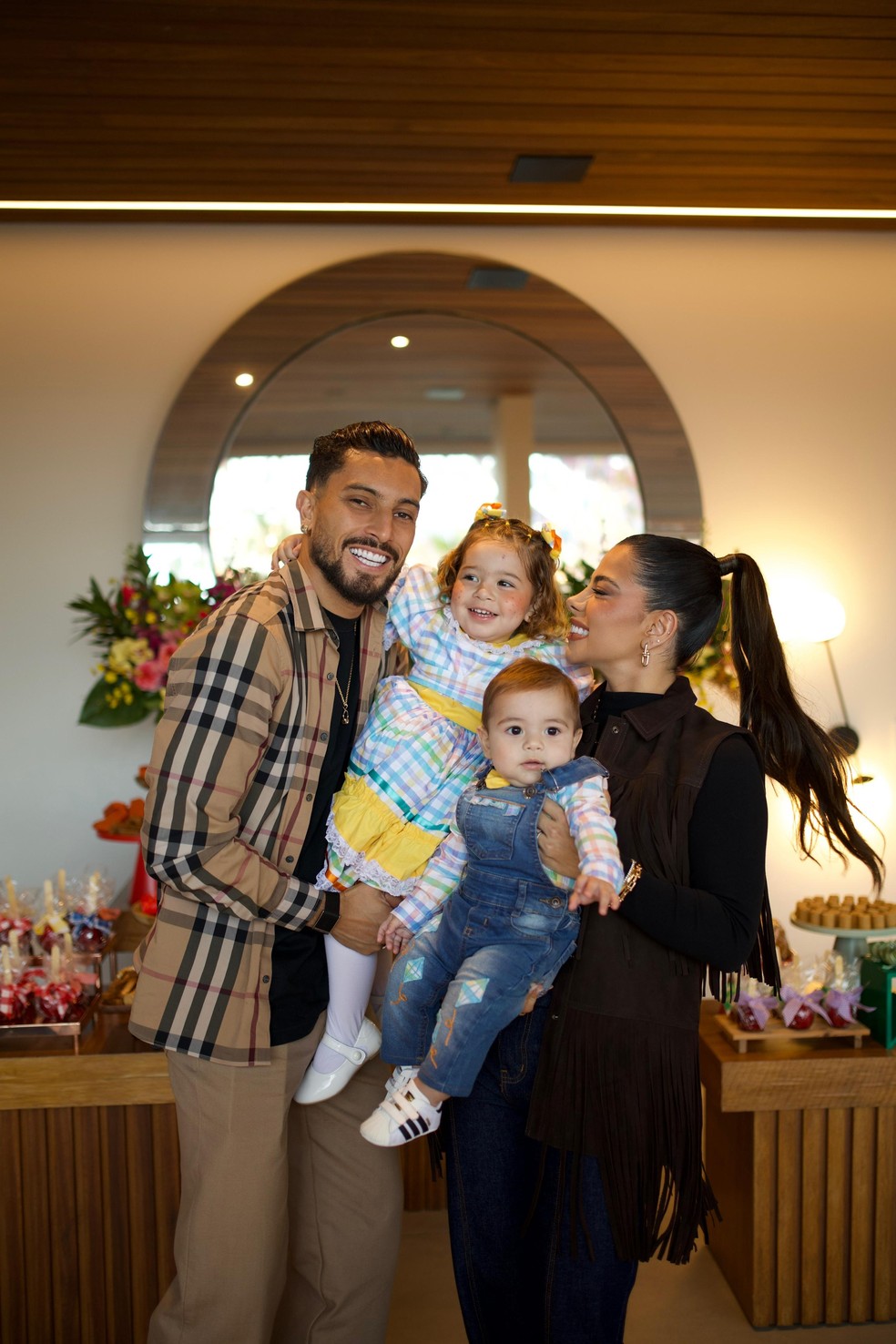 Jogador Alex Telles abre casa para arraiá em família