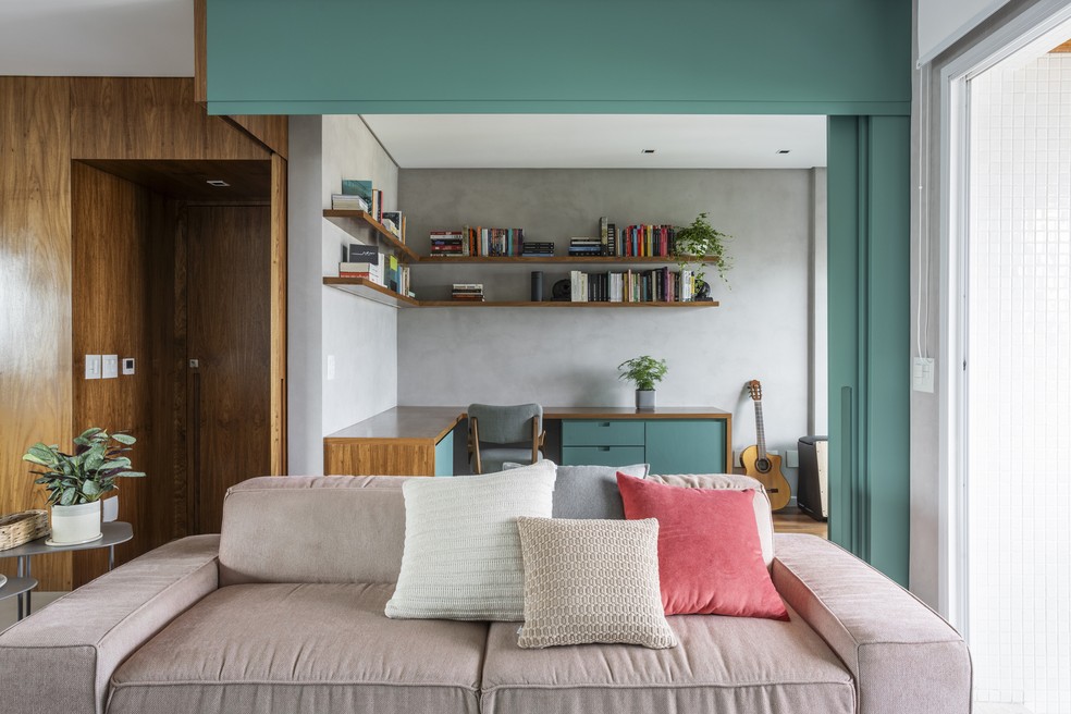 Home office na sala: dicas e ideias para equilibrar o espaço de ...