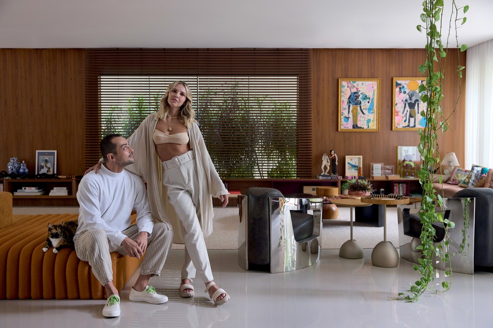 Vídeo: Eduardo Sterblitch e Louise D’Tuani abrem casa de 1,3 mil m², no Rio de Janeiro